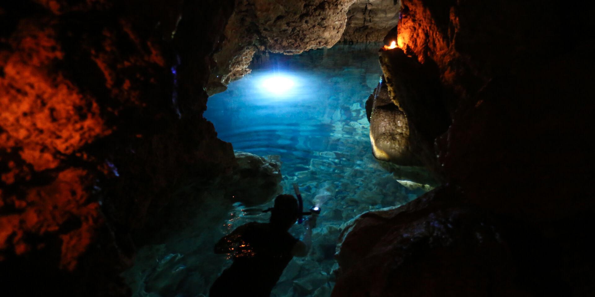 Luengöni beach and caves in Lifou | New Caledonia Tourism: The official ...