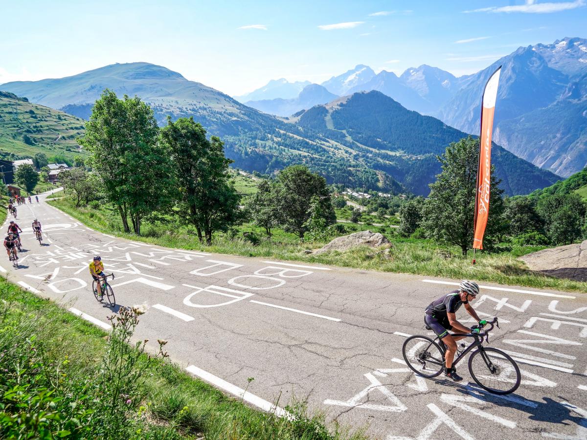 Gravir les cols mythiques des Alpes à vélo | Office de Tourisme d'oz-en ...