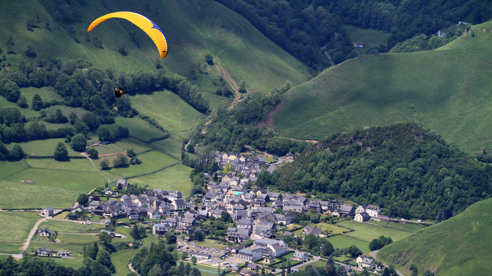 Partez à la découverte du parapente dans les Pyrénées | Site officiel ...