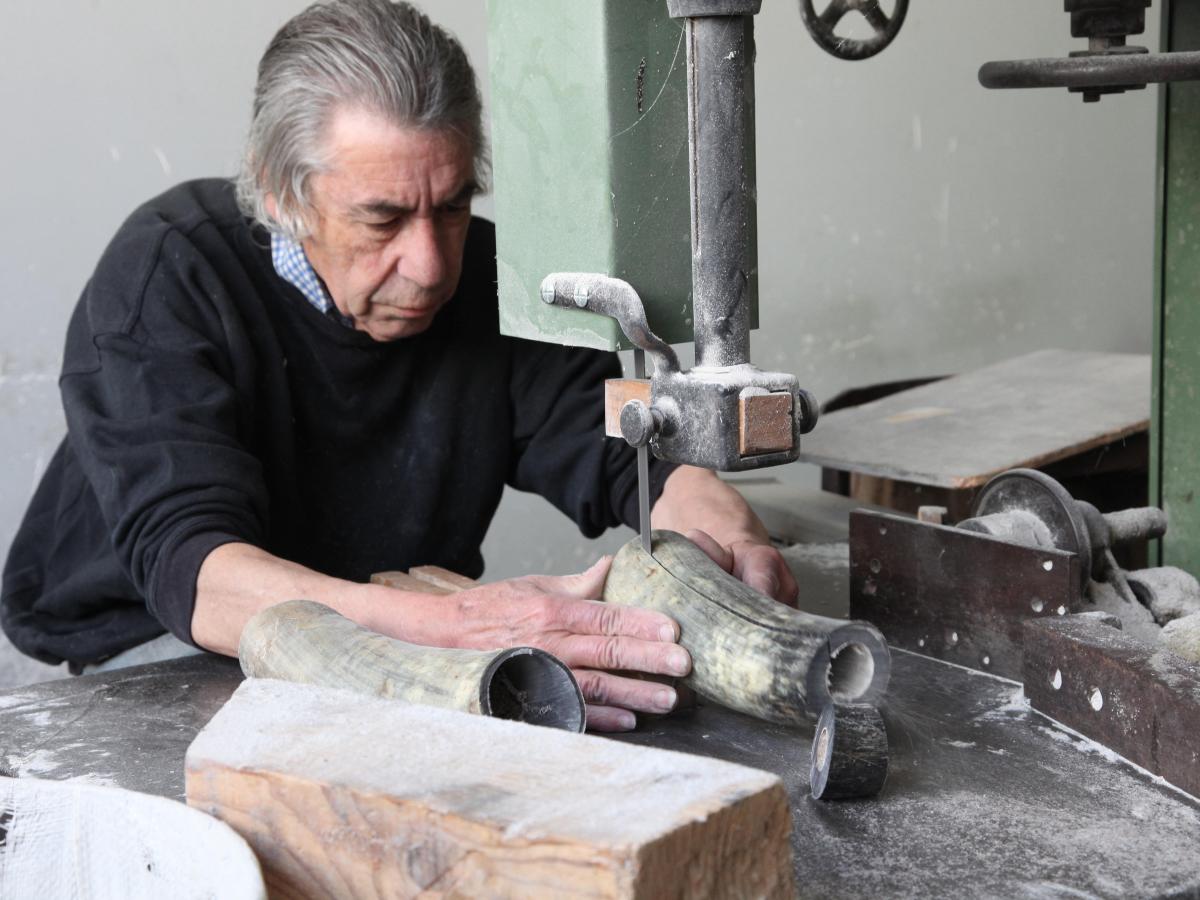 Le travail du peigne en corne | Site Officiel de l'Office de Tourisme ...