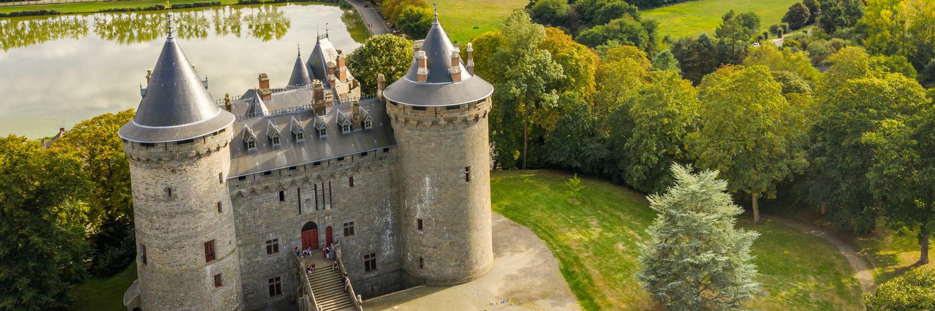 Combourg La Forteresse Romantique | Saint-Malo – Baie du Mont-Saint ...