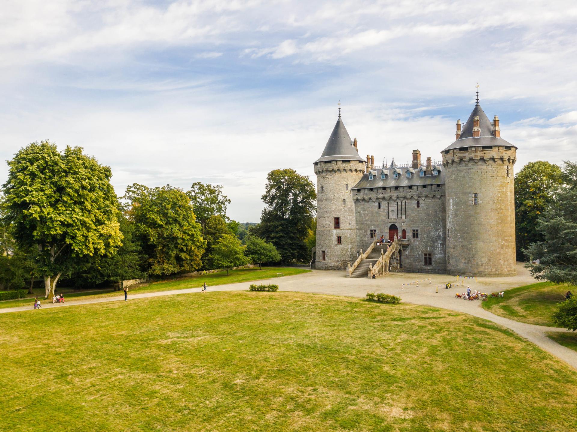 Combourg La Forteresse Romantique | Saint-Malo – Baie du Mont-Saint ...