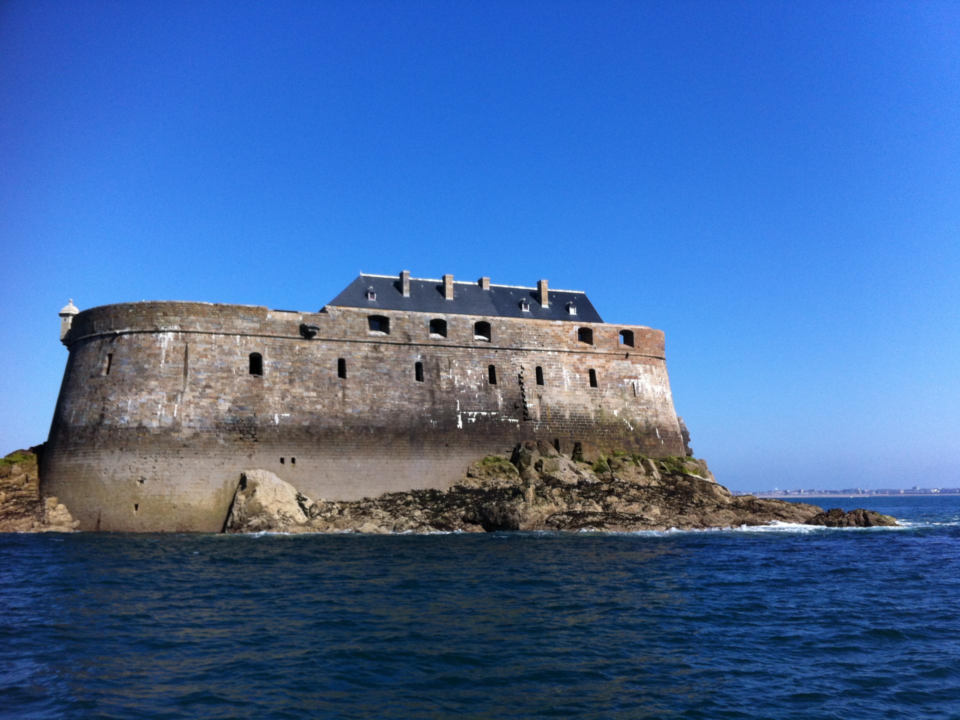 Access the forts and islets | Saint-Malo – Mont-Saint-Michel Bay – Tourism