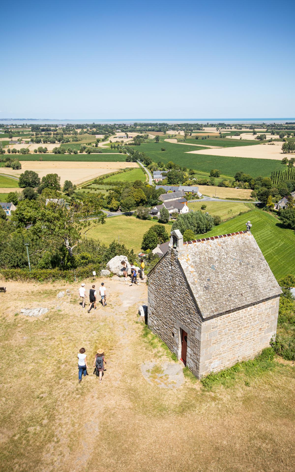 Le siège et les griffes du Diable au Mont Dol | Saint-Malo – Mont-Saint ...