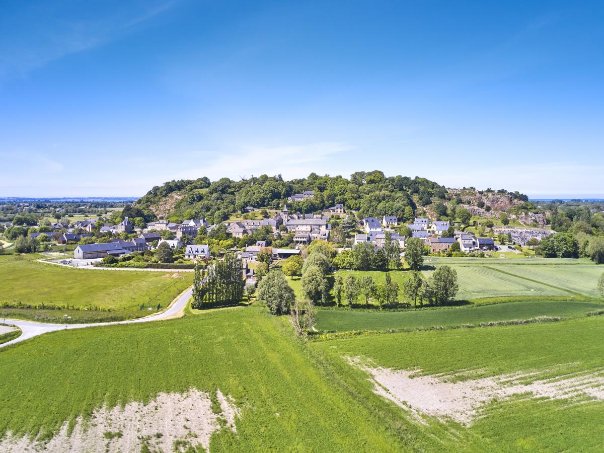Le siège et les griffes du Diable au Mont Dol | Saint-Malo – Baie du ...
