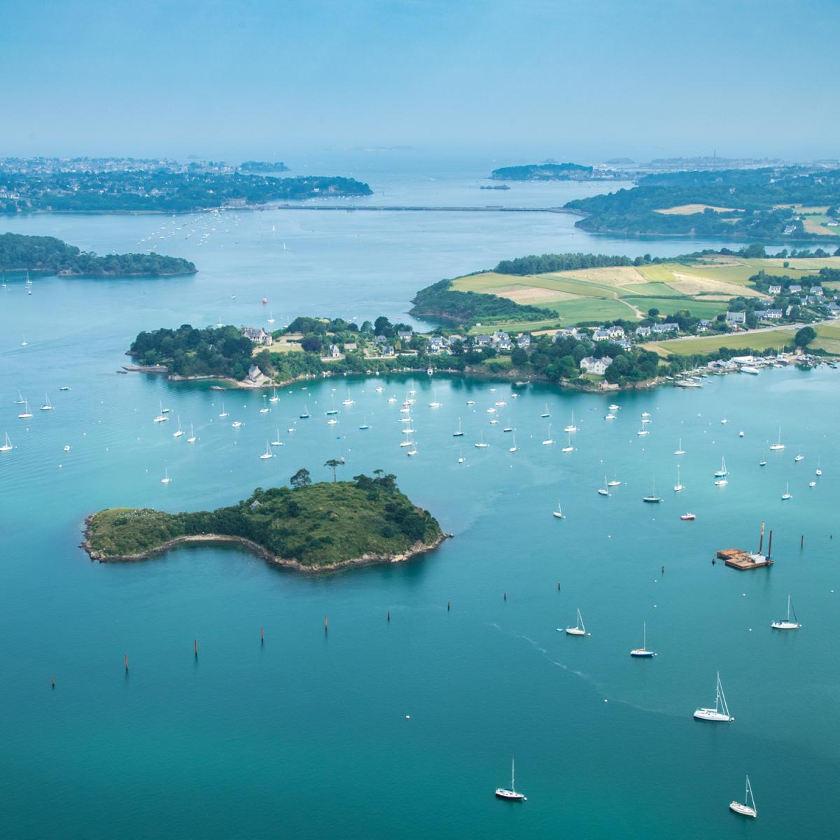 El cementerio de barcos de Quelmer | Saint-Malo – Bahía del Mont-Saint ...
