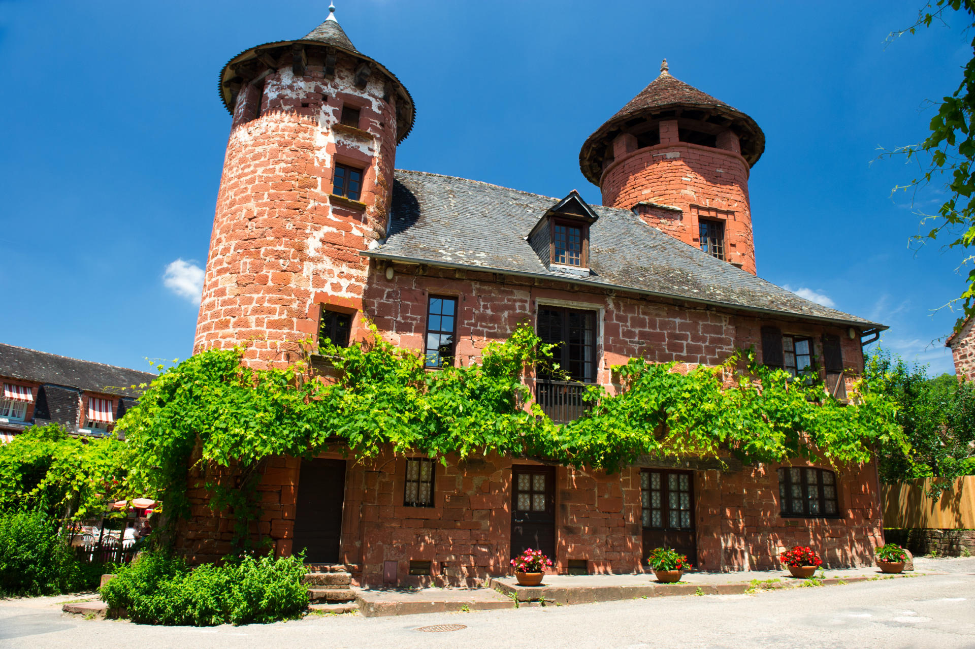 Collonges-la-rouge, cité de grès rouge, aux portes de Brive