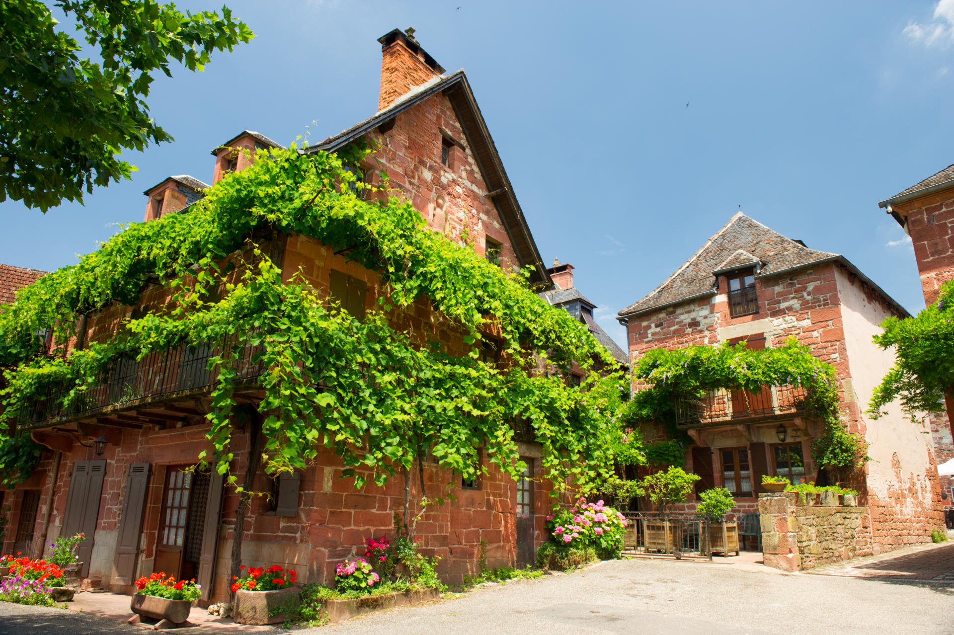 Collonges-la-rouge, cité de grès rouge, aux portes de Brive