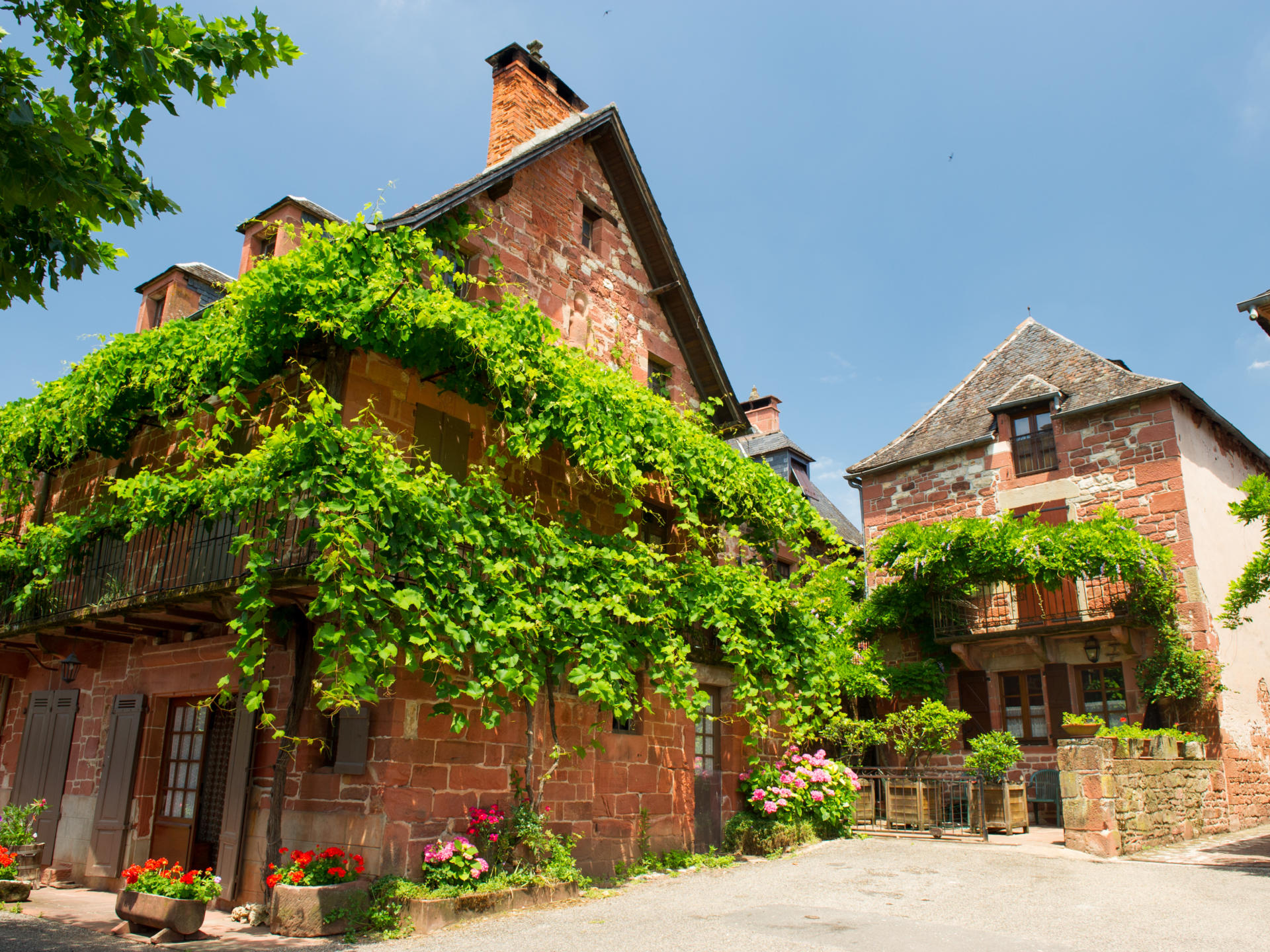 Collonges-la-rouge, cité de grès rouge, aux portes de Brive