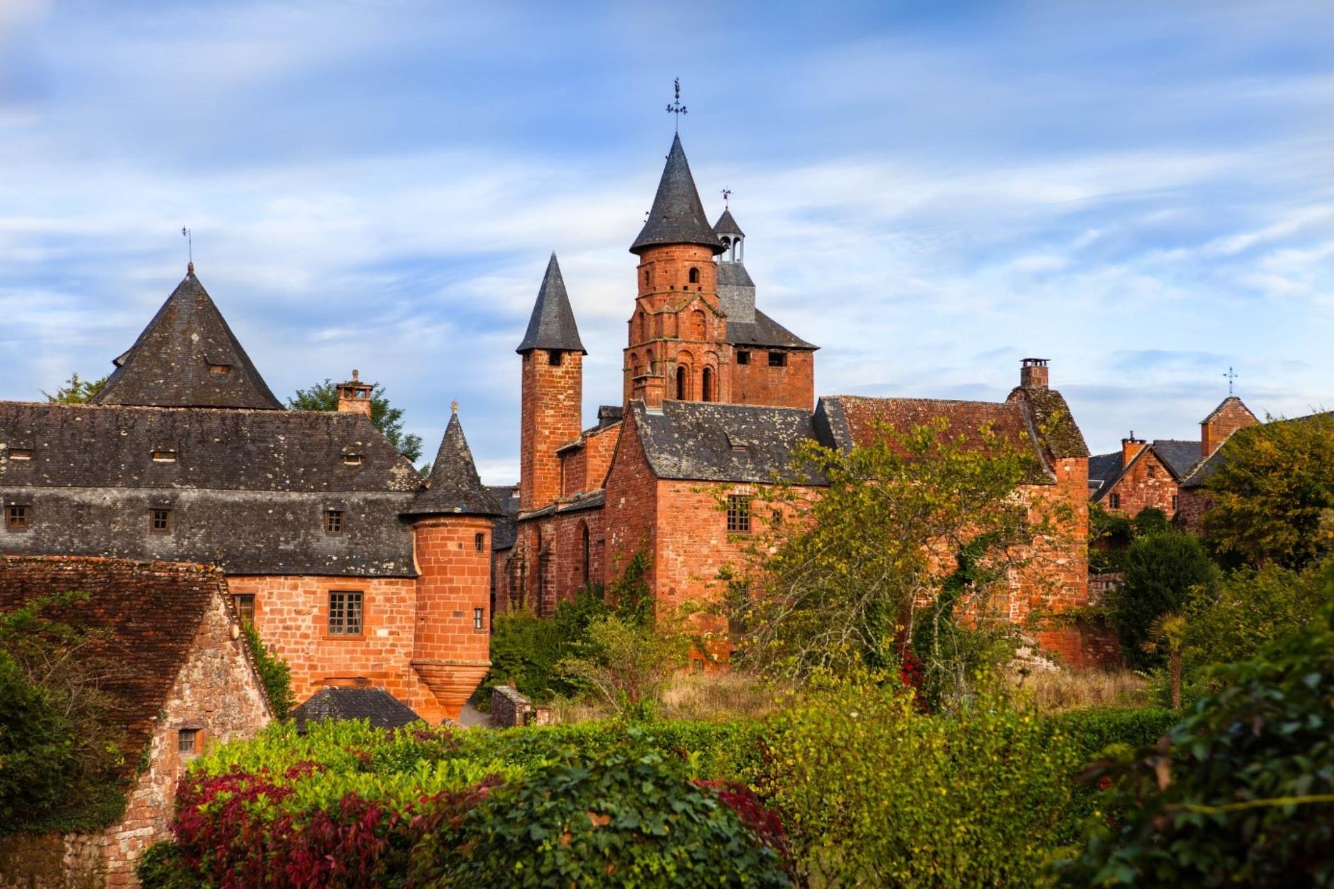 Collonges-la-rouge, cité de grès rouge, aux portes de Brive