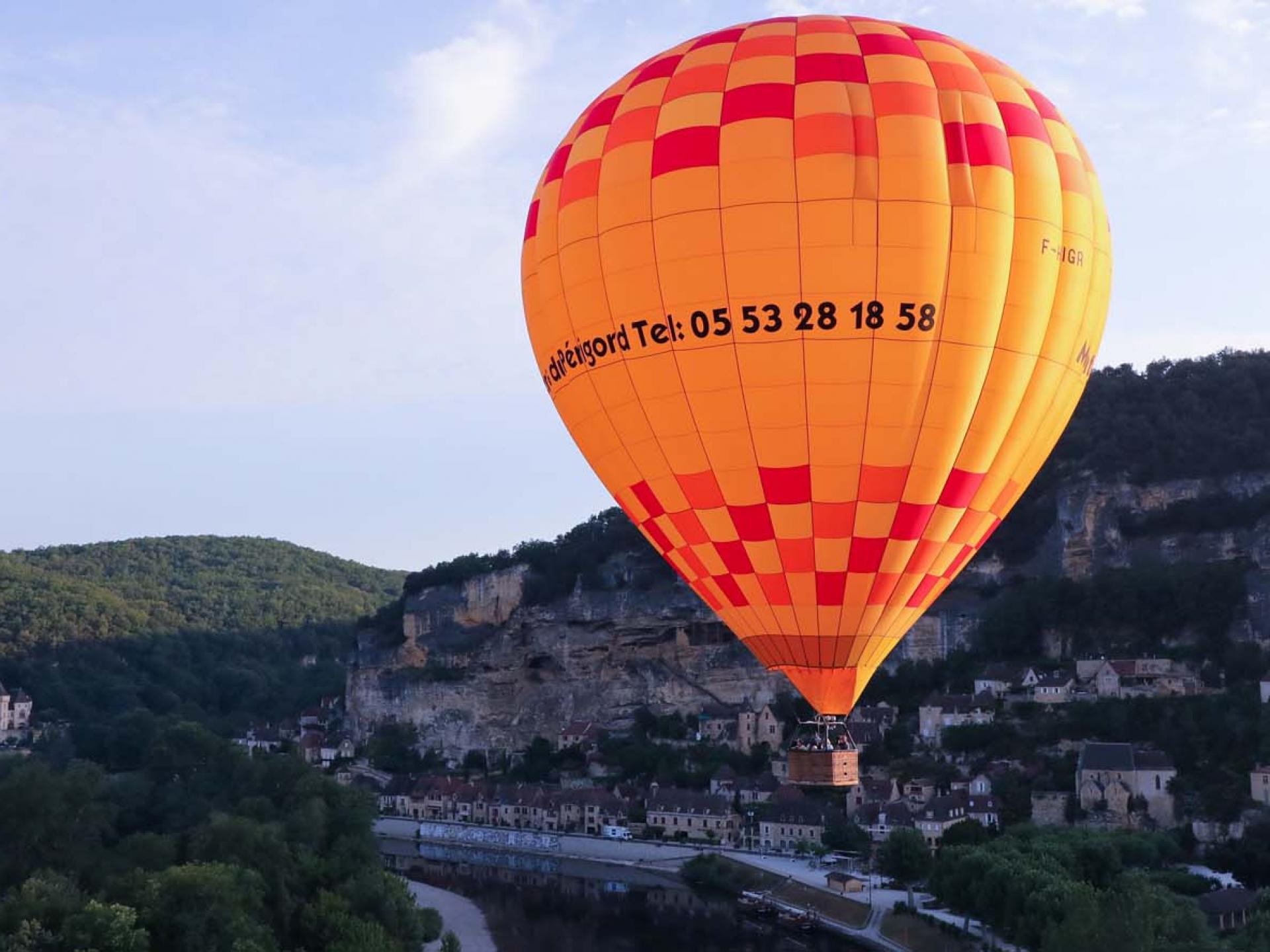 Un vol en montgolfière en amoureux au cœur du Périgord Noir | Sarlat ...