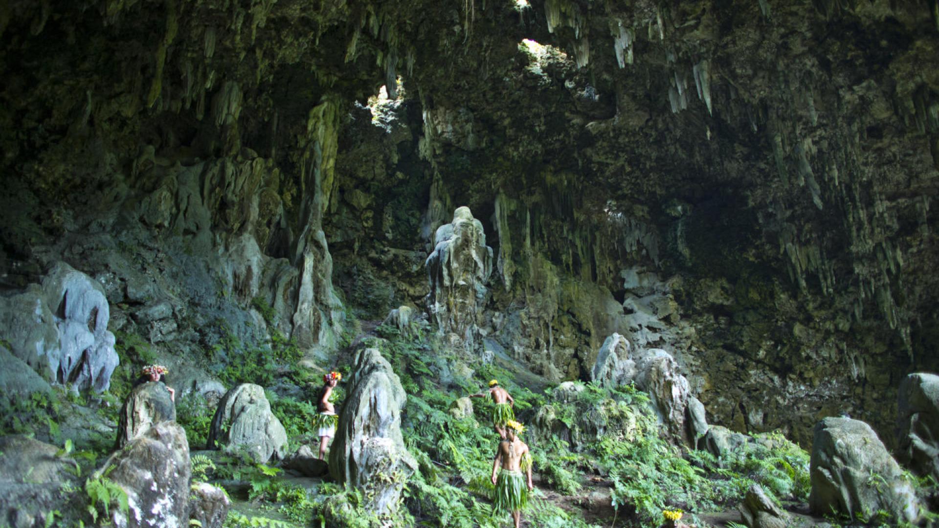 Explorer les multiples grottes de Rurutu | Tahiti Tourisme – Site ...