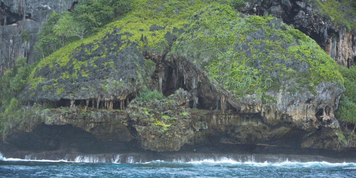 Explorer les multiples grottes de Rurutu | Tahiti Tourisme – Site ...