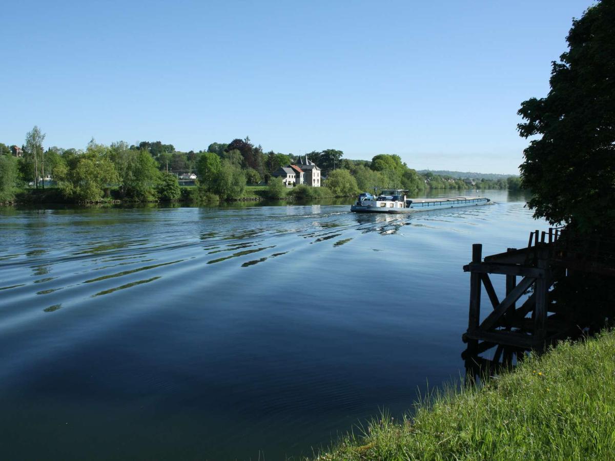 Meuse Valley, vineyards and feet in the water | Terres-de-Meuse Tourist ...