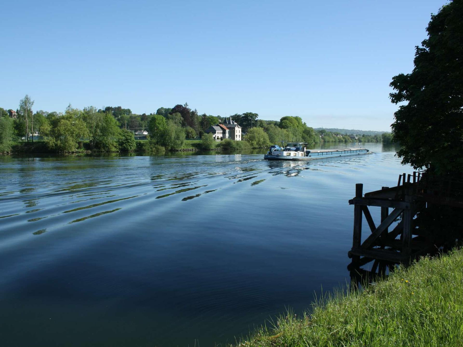 Meuse Valley, vineyards and feet in the water | Terres-de-Meuse Tourist ...