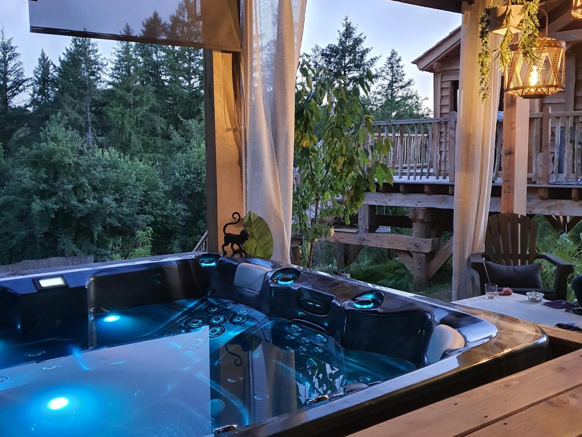 Cabane dans les arbres avec jacuzzi | Limousin – Nouveaux Horizons
