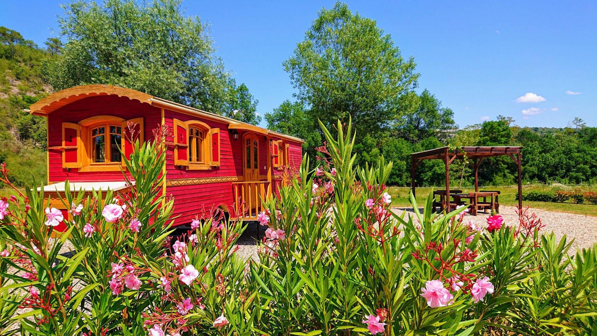 Location pour des vacances insolites en France dans un village de gîtes
