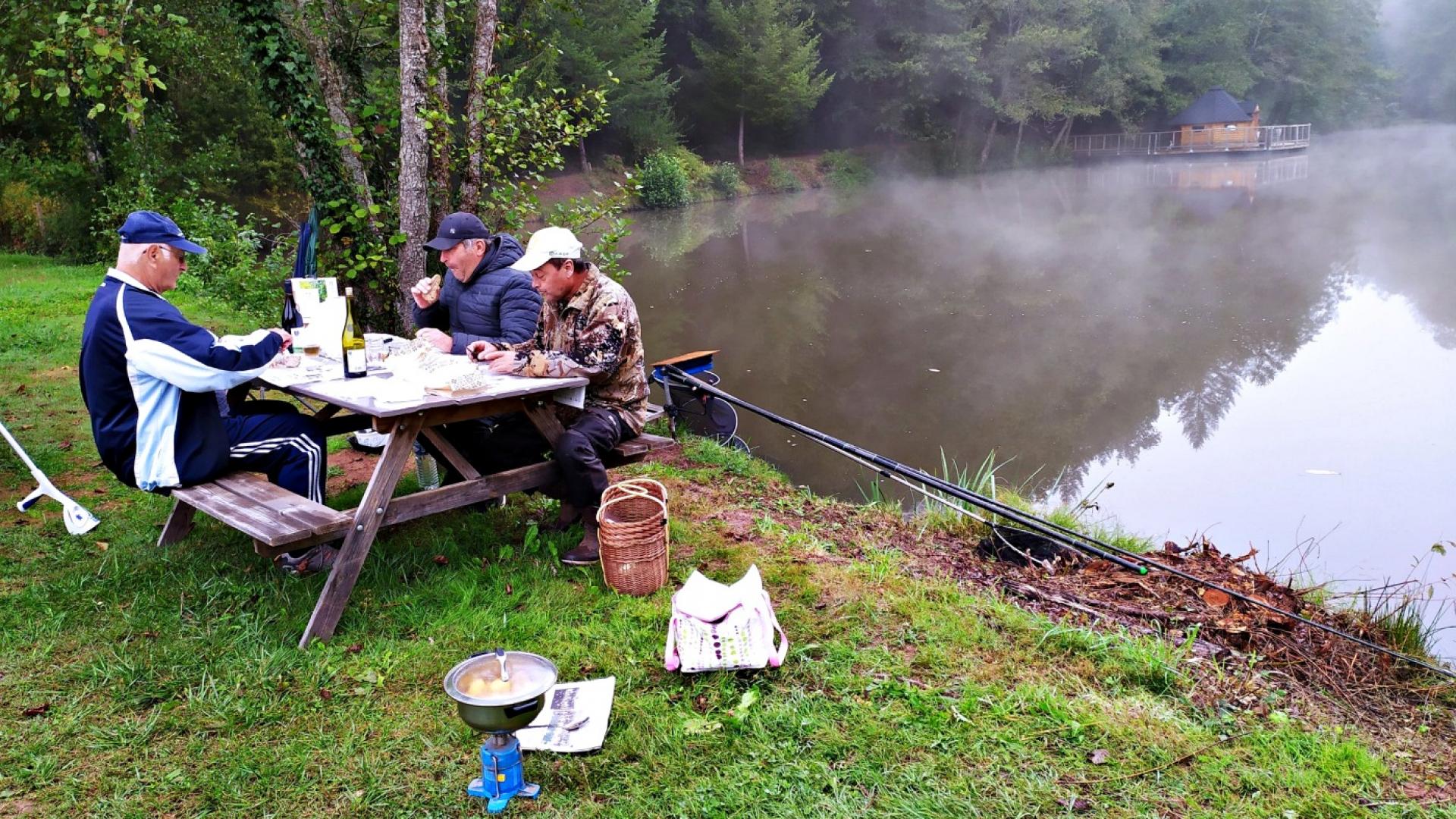 Pêche en famille à la journée dans un étang privé