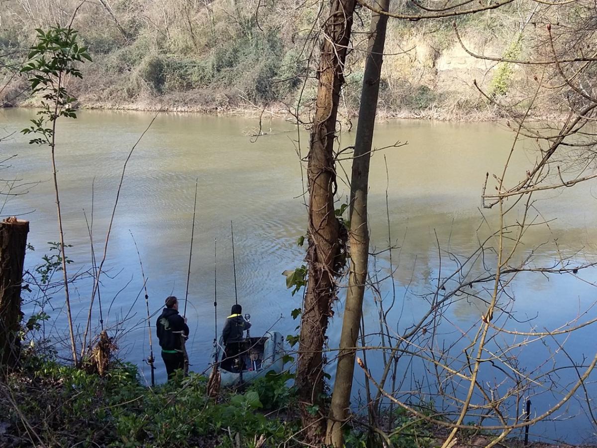 Family fishing in a pond for a weekend near your gîte