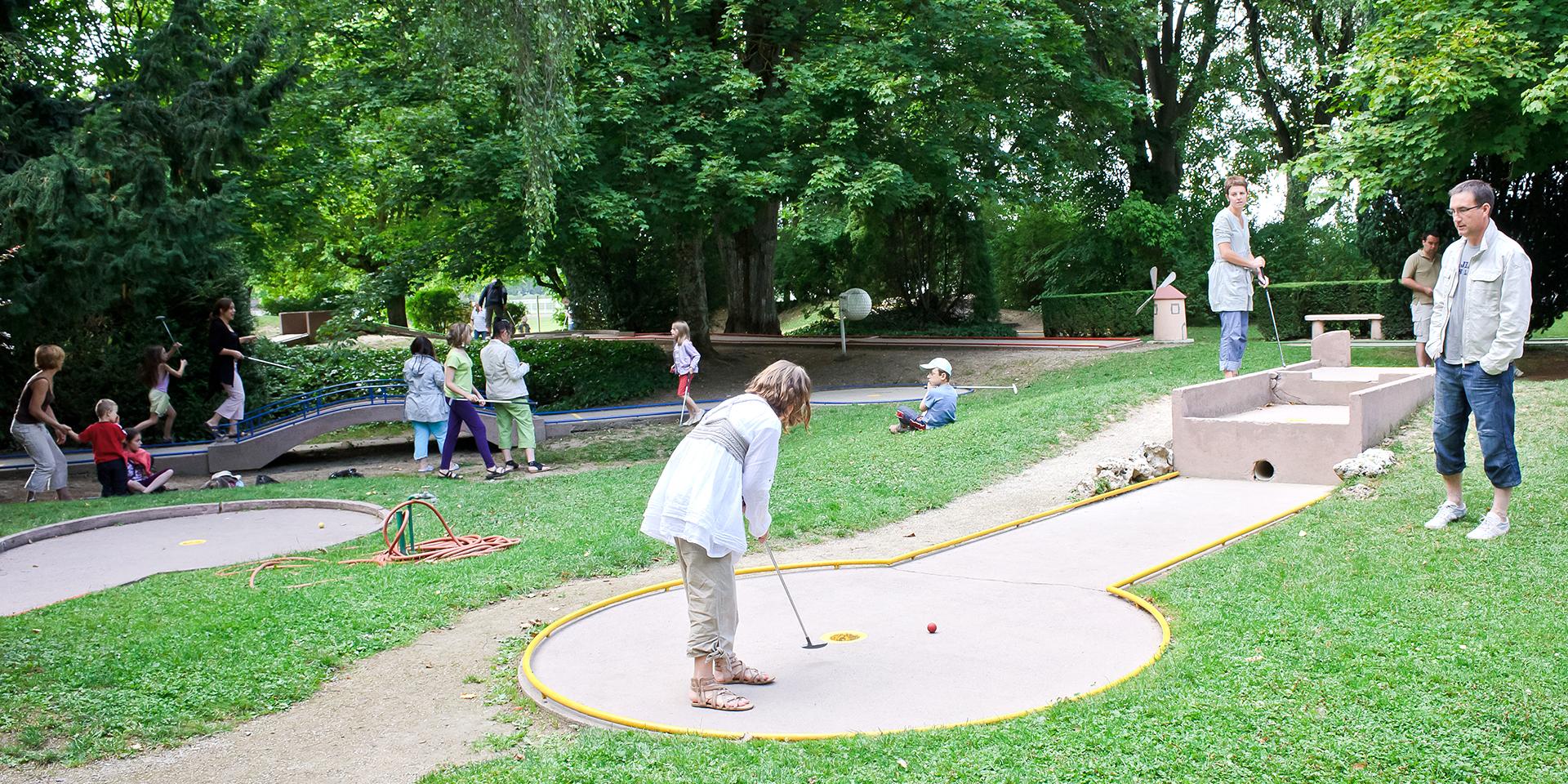 S’amuser au mini-golf au coeur du parc thermal | Destination Vittel